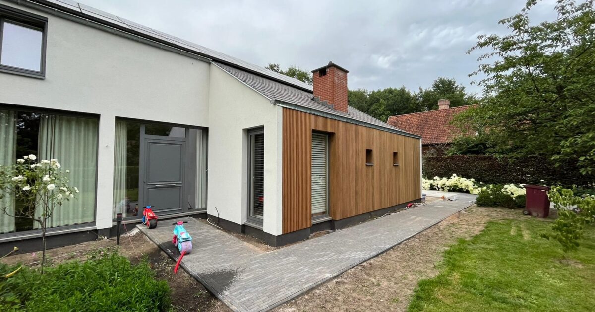 Isolatie, witte crepi en houten… | Cornelissen Gevelbekleding