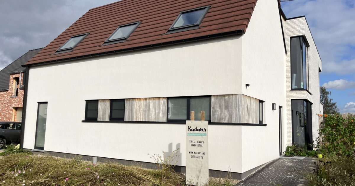 Crepi woning met houten accent | Cornelissen Gevelbekleding